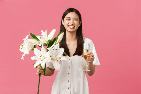 How To Pose With Flowers: 9 Ideas To Make It More Aesthetic ...